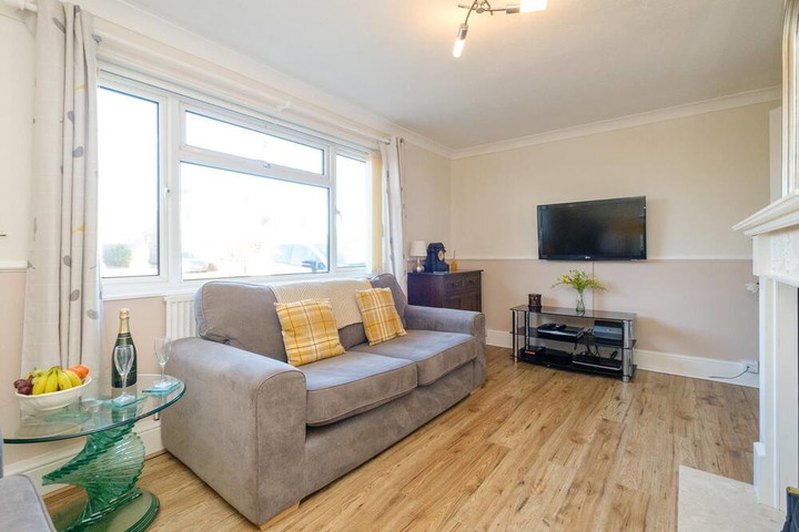 61 Fairfield Road - Sleeps 5 Guests  In 3 Bedrooms - Aldeburgh