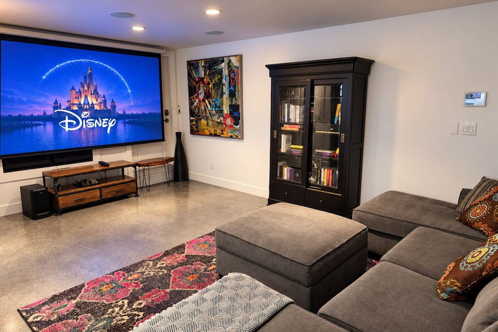 2 Bedroom Guest Suite With Pool & Sauna Access - West Vancouver