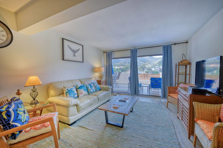 B42: Beautiful Condo, Private Balcony, Hillside And Harbor Views, Pool - Santa Catalina Island, CA