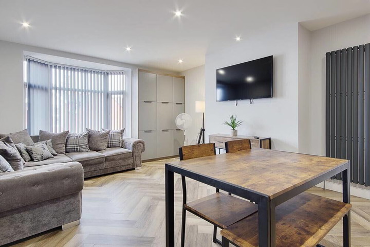Two Bedroom Spacious Modern Central Apartment - Wimborne Minster