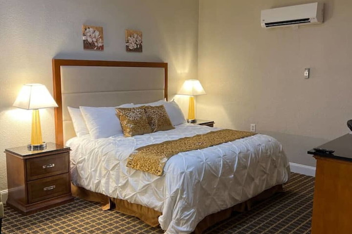 Hotel Pinehurst- Magnolia Suite 102 - Laurel, MS