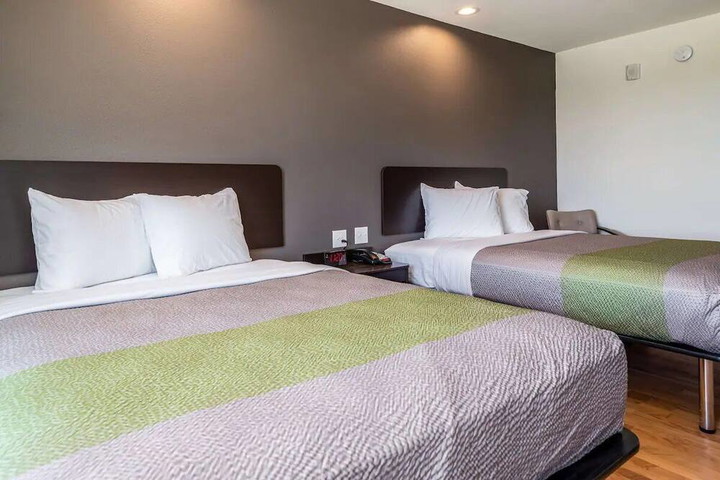 3 Units | 2 Queens | Guest Coin Laundry | Free Parking Right Off The I-210 Loop - Iowa, LA