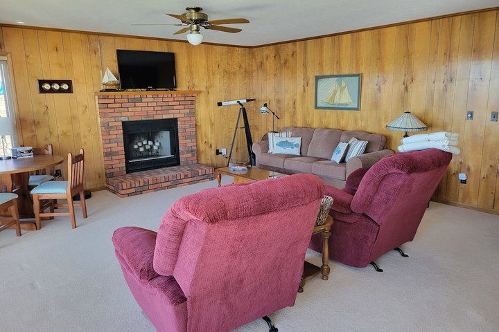 The Barge Inn Has Amazing Views Of Beautiful Kentucky Lake. - Tennessee