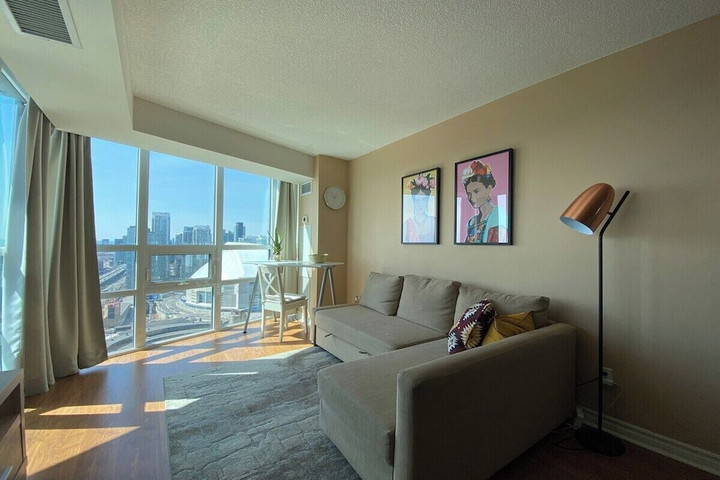 Stylish 1 Bedroom Condo With Unobstructed Cn Tower View - Mississauga