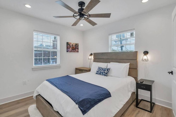 Centrally Located 6-br Suite Near Top Attractions - New Orleans, LA