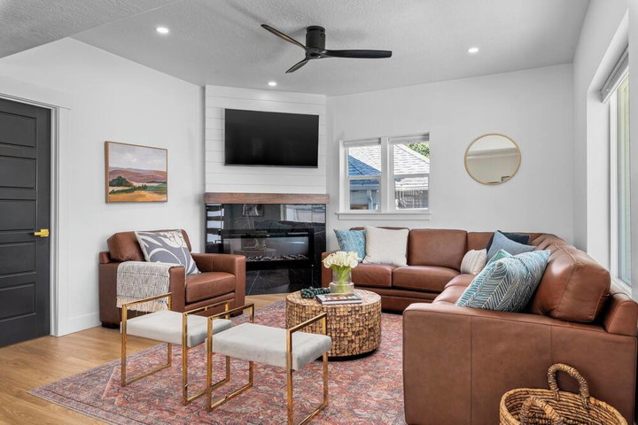 Luxurious 7br/4ba Retreat! Hot Tub, Fire Pit, Arcade Games, Huge Covered Patio - Orem, UT
