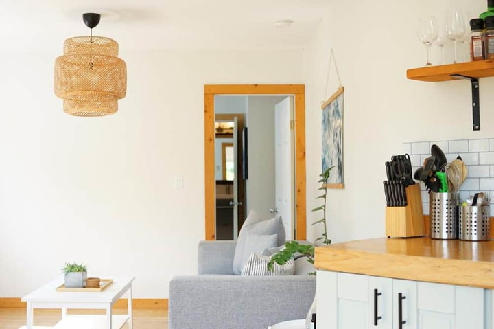 Sea Breeze Suite - Quaint And Centrally Located - Ucluelet