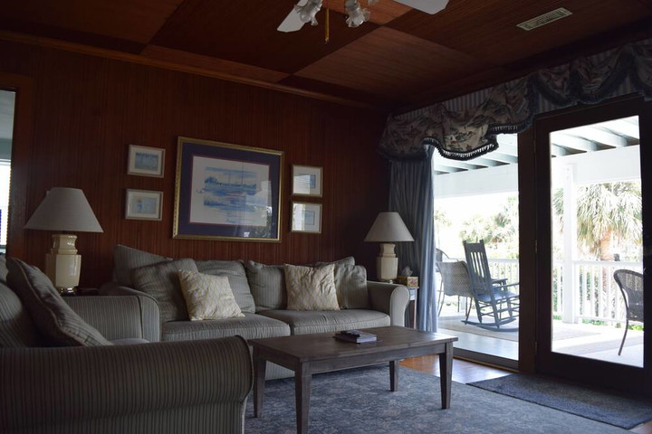 A Traditional Beach House Located Near Historic Downtown Charleston - Charleston, SC