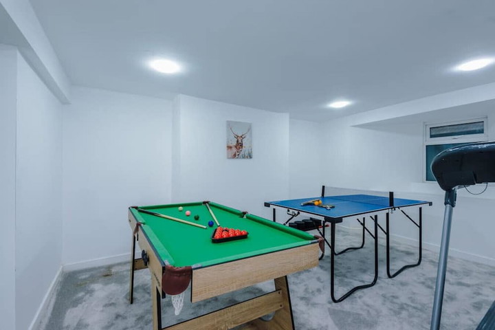 Private Hot Tub, Cinema Room And Games Space For Group Stays - Oldham
