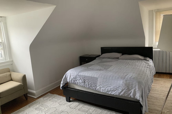Attic Apartment In Leafy Roland Park - Owings Mills, MD