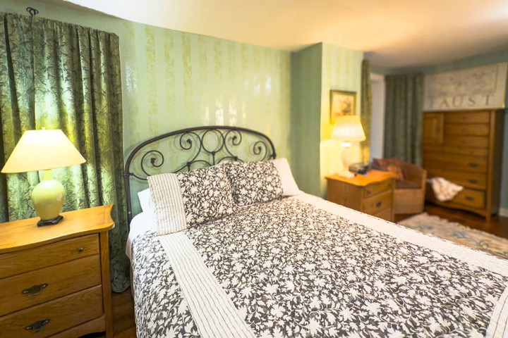 American House 1854- Pocket City Penthouse, 2 Bedrooms, Full Kitchen & Dining - Prairie du Chien, WI