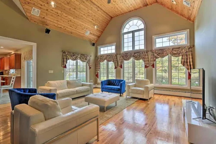 Magnificent Villa, Private Pool, Fire Pit W/huge Backyard - Goshen, NY