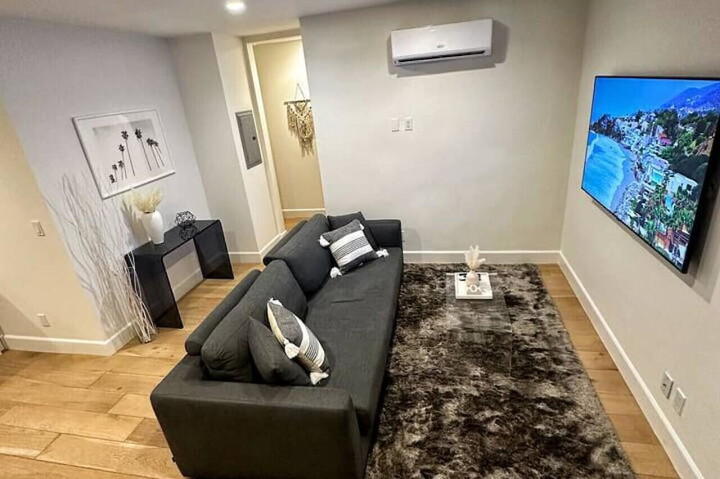 Luxury Malibu Bungalow Near Beach W/ Free Parking! - Malibu, CA