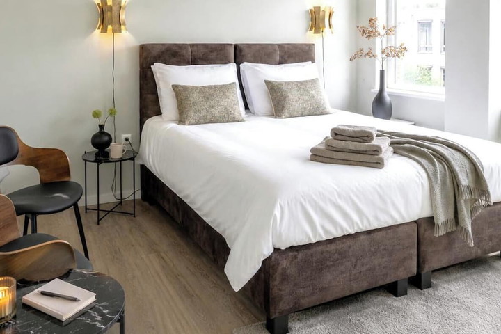 Lichte Privékamer Met Een Flexibel Boxspringbed, Eigen Badkamer, Volledig Uitgeruste Gedeelde Keuken En Een Gezellige Zithoek Voor Koffie, Een Licht Ontbijt Of Werken Op De Laptop. Ideaal Voor Zakelijke Reizigers, Soloreizigers En Koppels. - Dongen