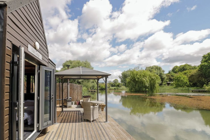 Oak Lodge At Bridge Lake Farm & Fishery, Romantic In Chacombe - Banbury