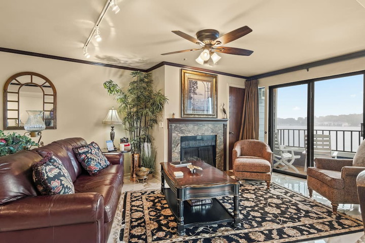 234 Edgewater | Lake Charlevoix | Downtown Charlevoix | Pool, Hot Tub, Sauna - Michigan