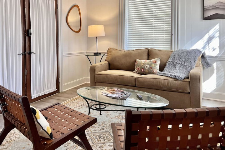 Best Location! Baltimore Suite @ Historic 1799 Inn - Shepherdstown, WV