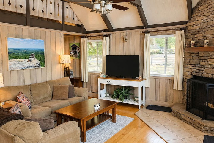 Amazing Pet Friendly Chalet With Perfect View Of Lake Innsbruck - Pine Mountain, Harris County, GA
