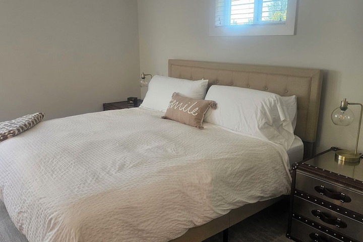 Randel Farm-chick Inn. Enjoy Quiet Time With Horses, Sheep And 400 Chickens - Abbotsford