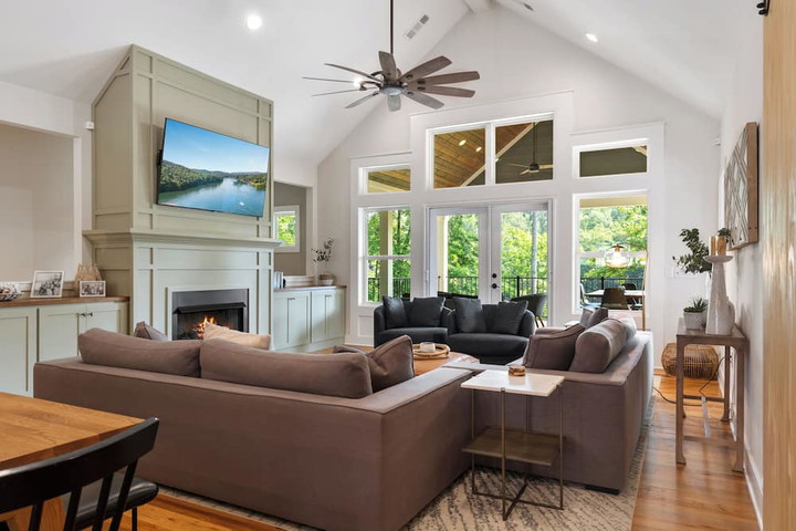Luxury On Lake Keowee. Quiet Cove. Putting Green. Near Clemson. Sleeps 18 - Clemson, SC