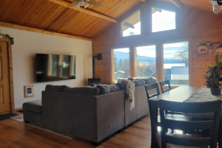 Charming 3/2 Home With Deck To Enjoy Mountain Views In Peaceful Bonners Ferry - Bonners Ferry, ID