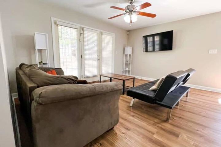 Cozy Renovated Home 1 Mile To Dt W/ Fenced In Yard - Raleigh, NC
