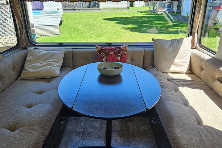 Quintessential Caravan/cabin In Campground With Gym, Heated Pool, 2mins To Beach - New Zealand