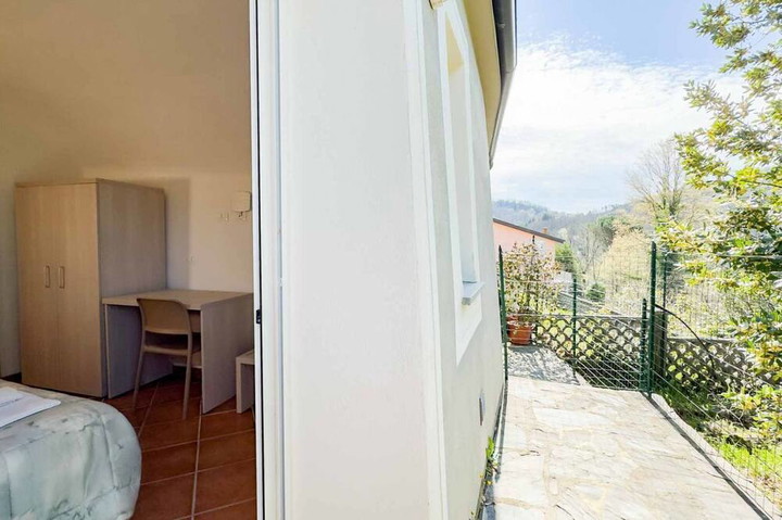 Affittacamere Il Gelsomino 2 Is A Cozy One-bedroom Apartment Located In The Village Of Carrodano, In The Inland Area Of La Spezia Province. It Is A Perfect Base For Exploring Liguria And The Famous Cinque Terre While Enjoying A Peaceful And Relaxing Envi - Bonassola