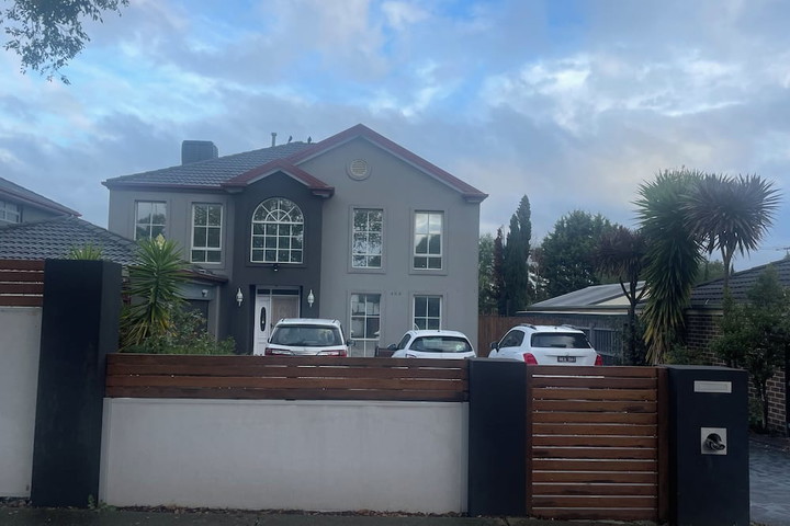 Best Retreat In South East City With Double Bed ,Table Chair And All Facilities. - Cranbourne