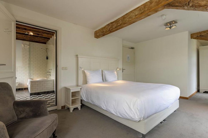 Perfect Spot! Free Dining And Parking! Onsite Dining And Parking! - Venlo