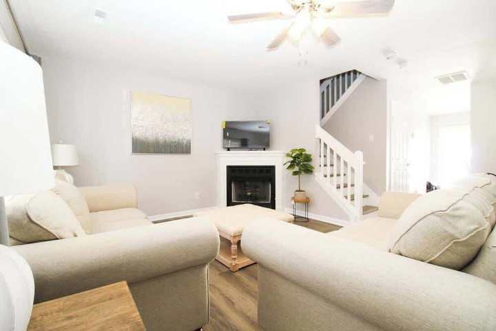 Cozy Corner On Bridford Downs 2bd & 2.5bath - Greensboro, NC
