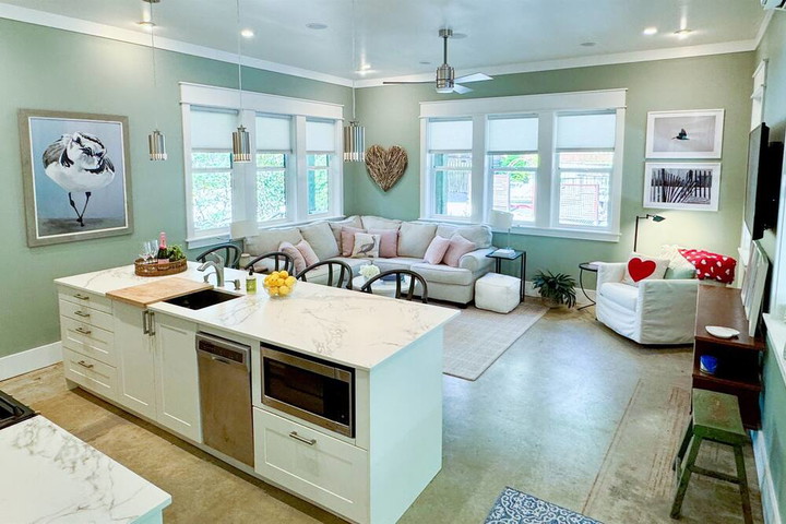 Quiet King Cottage · Walk To Fairhope - Fairhope, AL