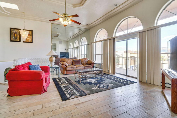 Abq Townhouse W/ Mtn-view Balcony: Pets Welcome! - Albuquerque, NM