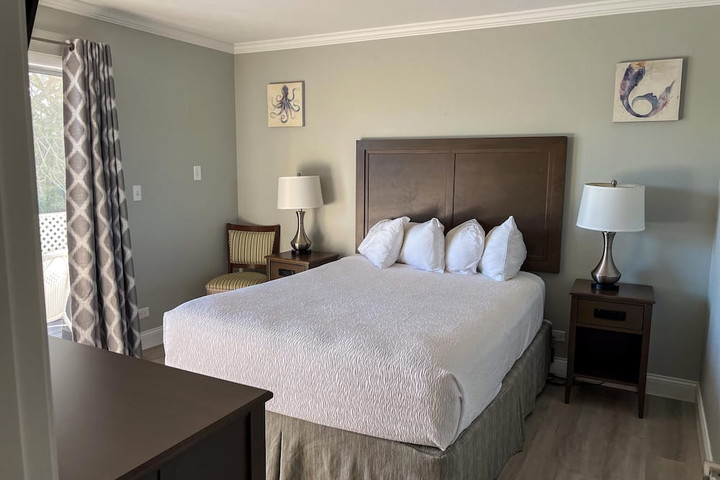 Lakeview Deluxe One-bedroom Suite - Marco Island, FL