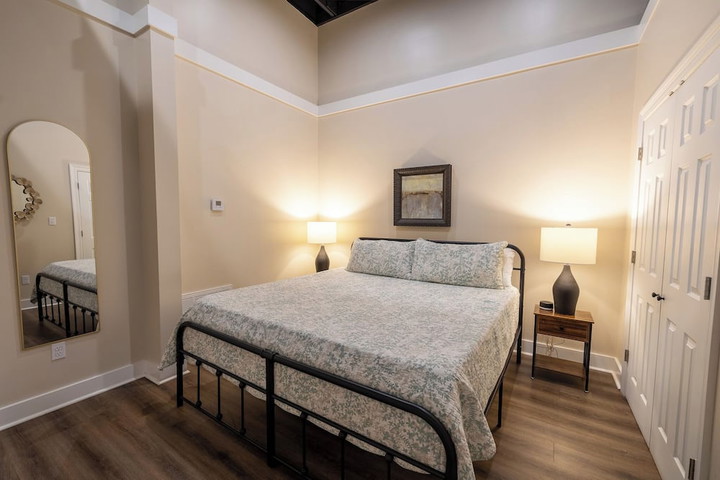 Downtown Laurel, Ground Level, No Stairs, King Bed - Laurel, MS
