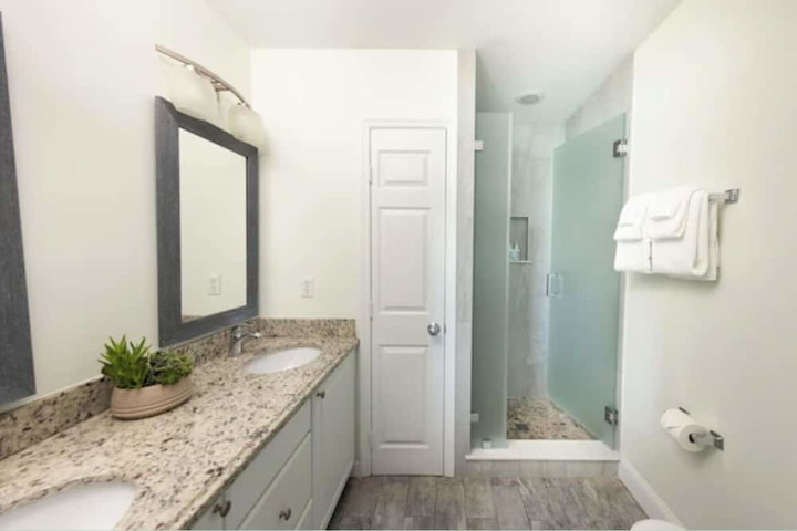 Perfect Island Escape With Full Kitchen Setup And Direct Access To The Pool! - Duck Key, FL