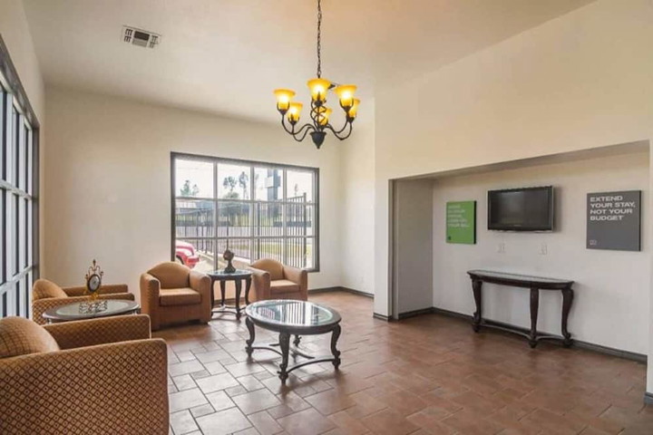 1 King Bed | Smoking, Kitchen - Chandler, TX