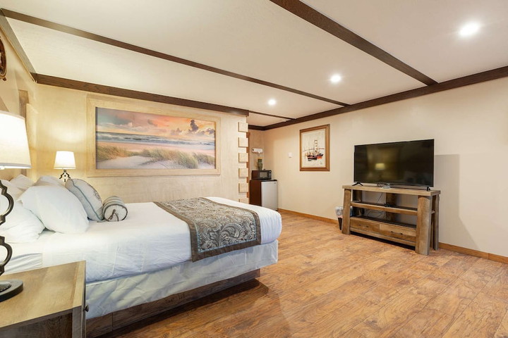 1 King Bed, 1 Queen Bed In A Separate Room, Walk To Beach, Pet Friendly - Ocean Shores, WA