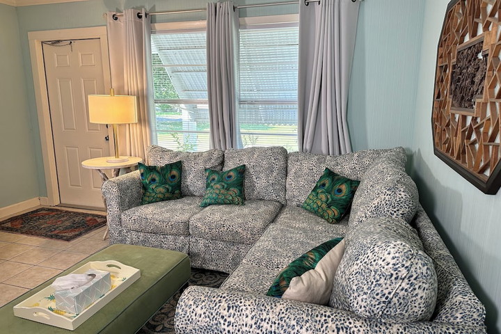South Beach & Park At Your Doorstep  Dolphin Cottage  Comfy Fun Vero Beach - Vero Beach, FL
