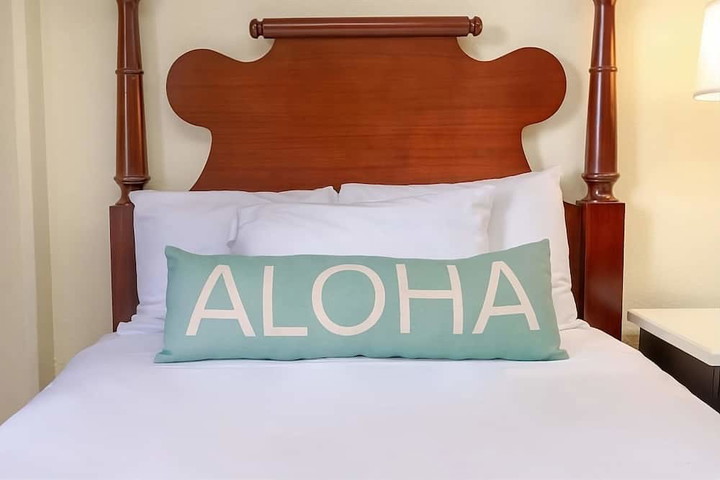 Budget Friendly, Spacious Suite, Full Kitchenette & Lanai - Near Waikiki Beach! - Kailua, HI