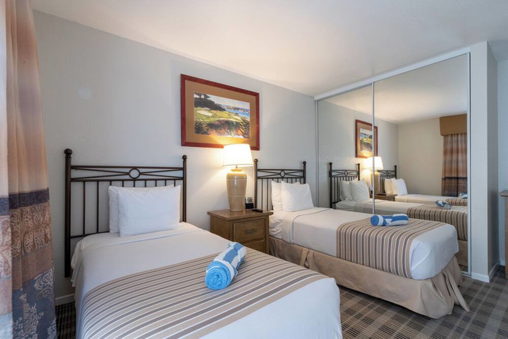 2 Spacious Units, Outdoor Pool, Kitchen, Free Parking! - Palm Springs, CA
