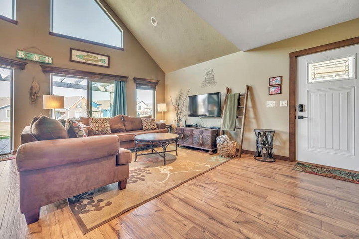 Beautiful 1500+ Sq Ft Cabin With Outdoor Pool Just Steps Off The Patio - Iowa