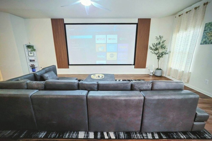 Mid Century Manor, 4 Bed/2.5 Bth, 150" Projector, Tvs All Rooms, 3 King Beds! - Elgin, TX