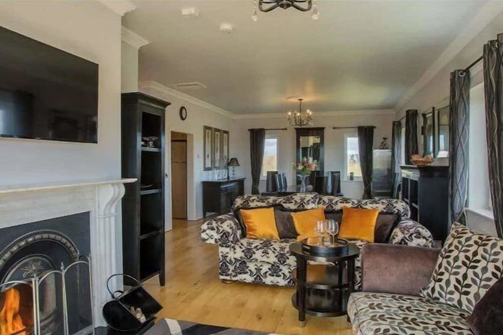 Waterford Villa - 5 Bed - Sleeps 10 - Parking - Youghal