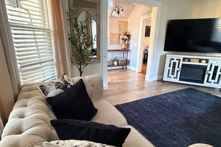 Beautiful Home Near Downtown With Parking & Yard! - Hamilton, MA