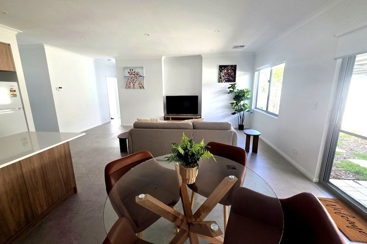 Brand New Modern Townhouse Close To City & Transport - Riverton