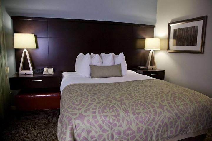 Comfort And Convenience! Free Onsite Parking, Pets Allowed, Free Breakfast - South San Francisco, CA