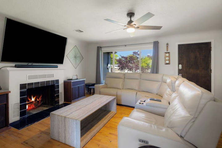 The Mixture: Enjoy A Hot Tub, Fire Pit, And Outdoor Dining In Eugene! - Eugene, OR