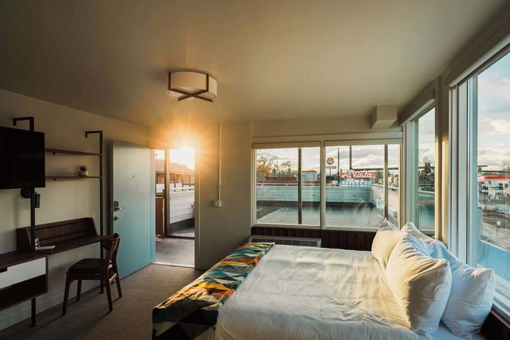 Mesa Moonlight Room | La Vista Motel | 201 - Okinawa