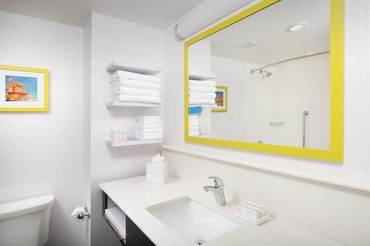 Miami Airport East Stay | 1 King Bed | Fitness Center - Miami, FL